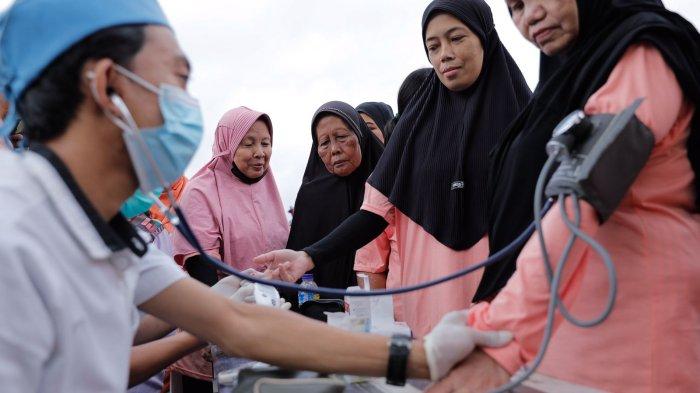 Pentingnya Pola Hidup Sehat, Relawan Emak-emak di Bandung Giatkan Senam Bersama & Periksa ...