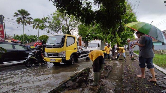 Drainase Buruk, Jalan Protokol Otista Garut Terendam Banjir, Warga Terpaksa Bongkar Trotoar ...