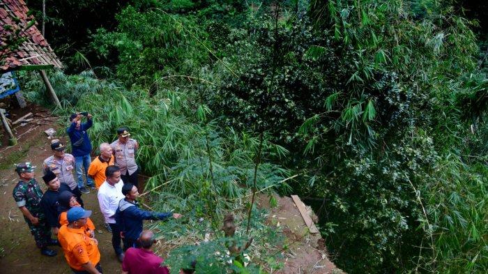 Tinjau Lokasi Longsor di Tasikmalaya, Bey Machmudin: Tunggu Status Tanggap Darurat dari ...