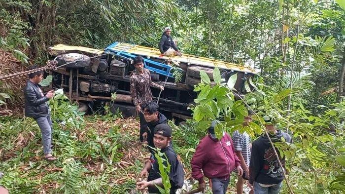 Tak Kuat Menanjak, Truk Roda Enam Terjun ke Jurang 10 Meter di Jalur Bojonggambir-Taraju ...