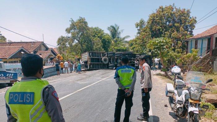 Truk Wing Boks Terguling Dekat Masjid Nyalindung, Arus Lalin Sempat Macet 5 Kilometer ...
