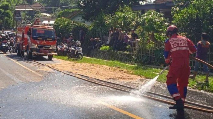 Truk Sampah Terguling Hingga Tumpahkan Solar di Cijeungjing Ciamis - Tribunpriangan.com