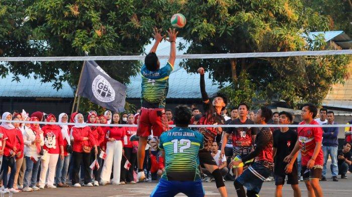 Meriahkan HUT ke-78 RI, Para Pekerja di Subang Ramaikan Turnamen Voli dan Lomba Agustusan ...