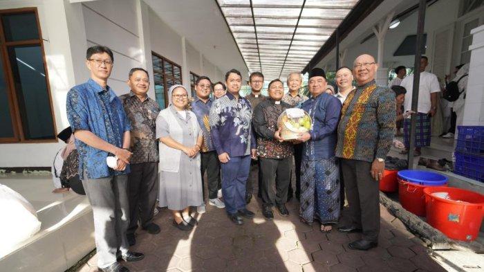 Umat Kristiani di Garut Kunjungi Pendopo saat Lebaran, Pastor Paroki ...