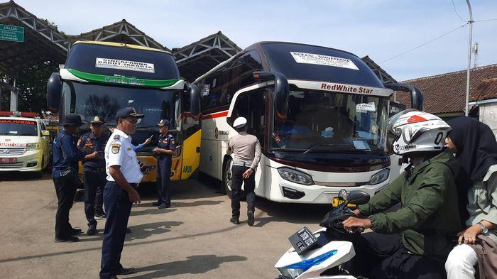 Petugas Gabungan Gelar Ram Check Bus di Terminal Singaparna, Ada STNK ...