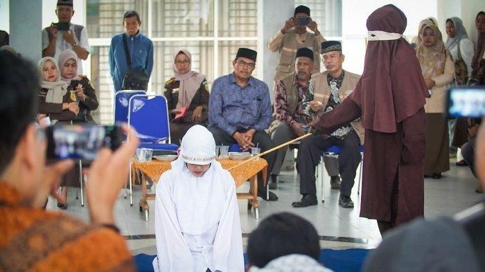 Dua Pasangan Dihukum Cambuk 17 Kali, Bermesraan di Rumah Kos dan Tempat ...