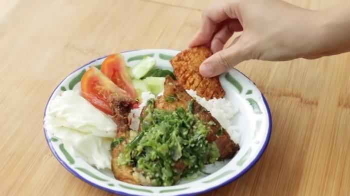 Resep Simpel Ayam Geprek Cabai Hijau ala Chef Devina Hermawan - Prohaba.co