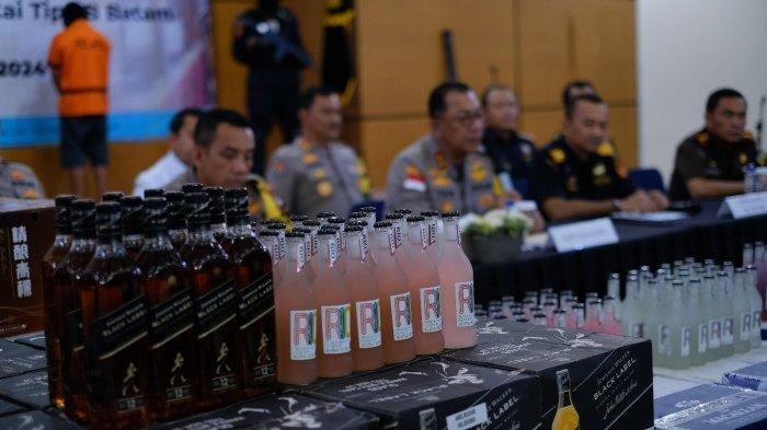 Tangkap 2 Tersangka, Bea Cukai Batam Amankan Puluhan Ribu Botol Miras Ilegal Asal Singapura ...