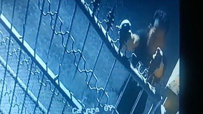 Seorang Pria di Medan Curi Besi Pagar Berulang Kali, Aksinya Terekam CCTV - Prohaba.co