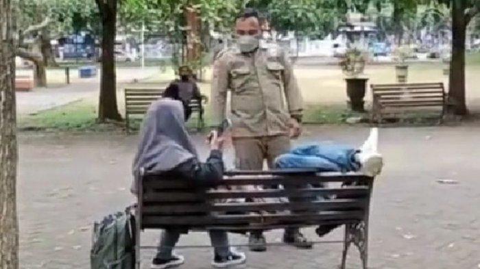 Ketahuan Bermesraan, Sejoli Dihukum Menyapu dan Ngepel - Prohaba.co