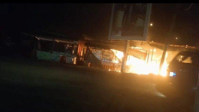 Kios Ayam Penyet dan Es Teler di Kawasn Terminal Jeunieb Bireuen ...