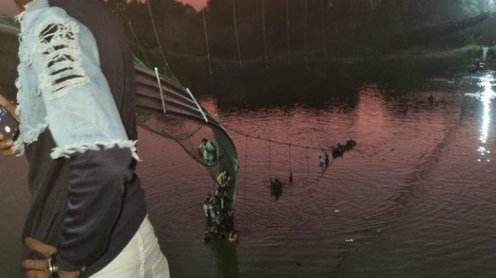 Jembatan Runtuh di India, 81 Tewas dan Ratusan Orang Jatuh ke Sungai ...