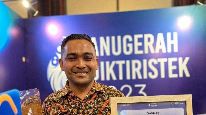Kabag Humas Unmuha Peroleh Penghargaan Insan Humas Terbaik PTS Se-Indonesia - Prohaba.co