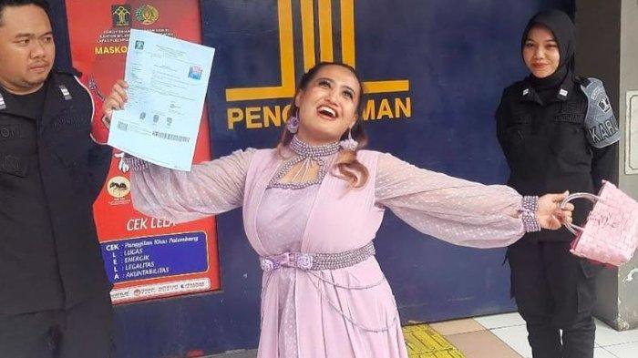 Lina Mukherjee Hirup Udara Bebas: Sekarang Aku Bisa Lihat Laki-laki ...