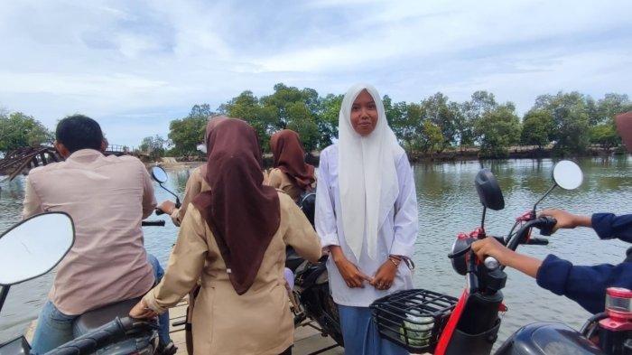 MIRIS, Jembatan Utama Rusak Siswa Aceh Timur Naik Rakit ke Sekolah - Prohaba.co
