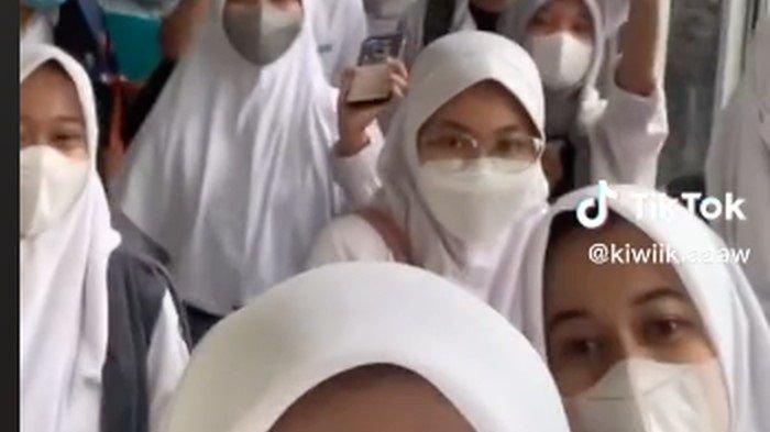 Mahasiswa UGM Kuliah Pakai Seragam SMA, Dosen Kaget - Prohaba.co