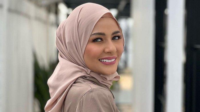 Cerita Meisya Siregar Merasa Senang dan Damai saat Umrah - Halaman 2 ...