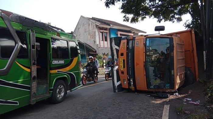 Mobil Tronton Bermuatan Pasir dan Berpenumpang Istri dan Anak Terguling ...