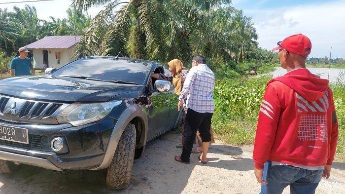 Terobos Banjir di Tamiang, Mobil Sembako Terperosok di Gelung - Prohaba.co