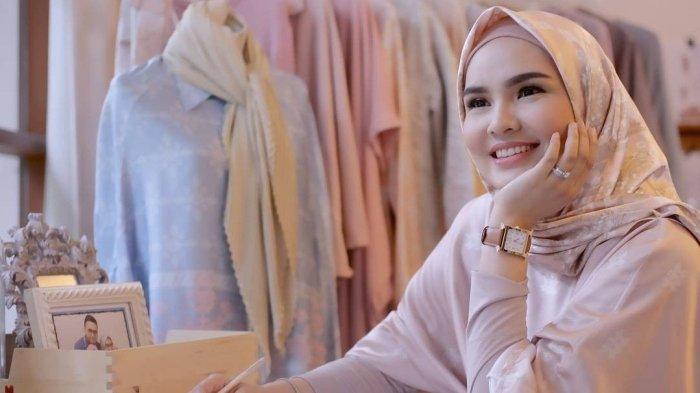 Perancang Busana, Ria Miranda Terinspirasi Songket Sang Ibu di Acara ...