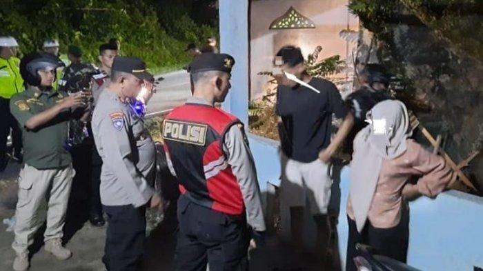 Berduaan di Tempat Gelap, Sejoli Dimabuk Cinta Ditangkap Aparat - Prohaba.co