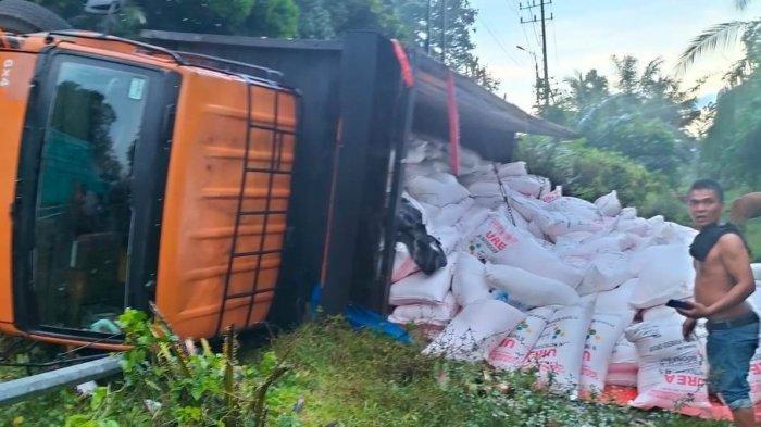 Diduga Rem Blong, Truk Pengangkut Pupuk Terguling di Jalan Menurun Sungai Liput - Prohaba.co