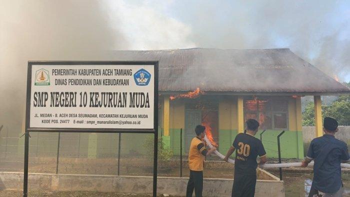 Sekolah Terbakar, Murid SMPN Numpang Belajar di Balai Dayah - Prohaba.co