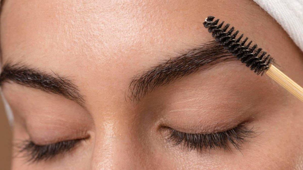 5 Tips Mempertebal Bulu Alis Pakai Cara Alami hingga Instan ...