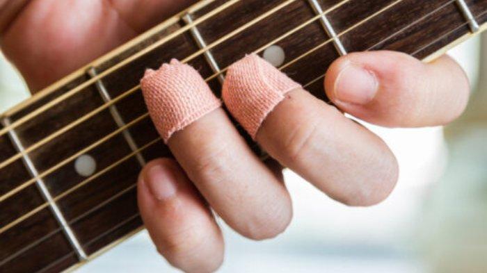 5 Cara Mengatasi Tangan Kapalan Akibat Keseringan Bermain Gitar, Cepat ...