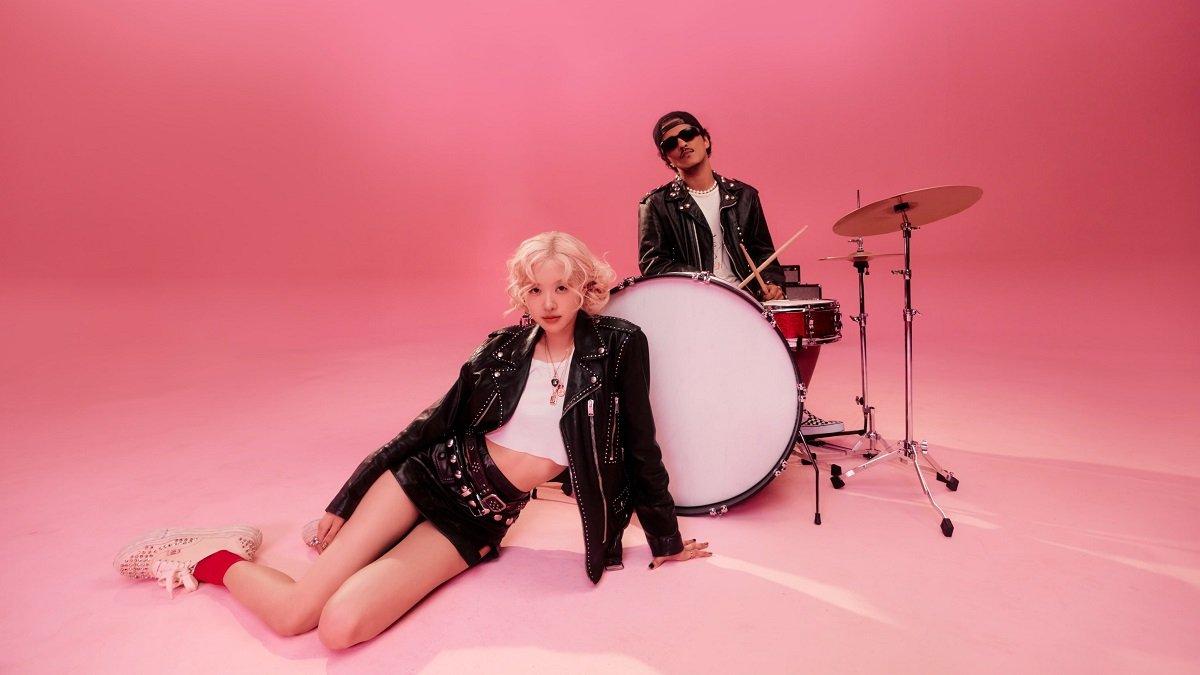 6 Gaya Pop-punk Kolaborasi Bruno Mars dan Rose BLACKPINK di MV Lagu Terbaru 'APT ...