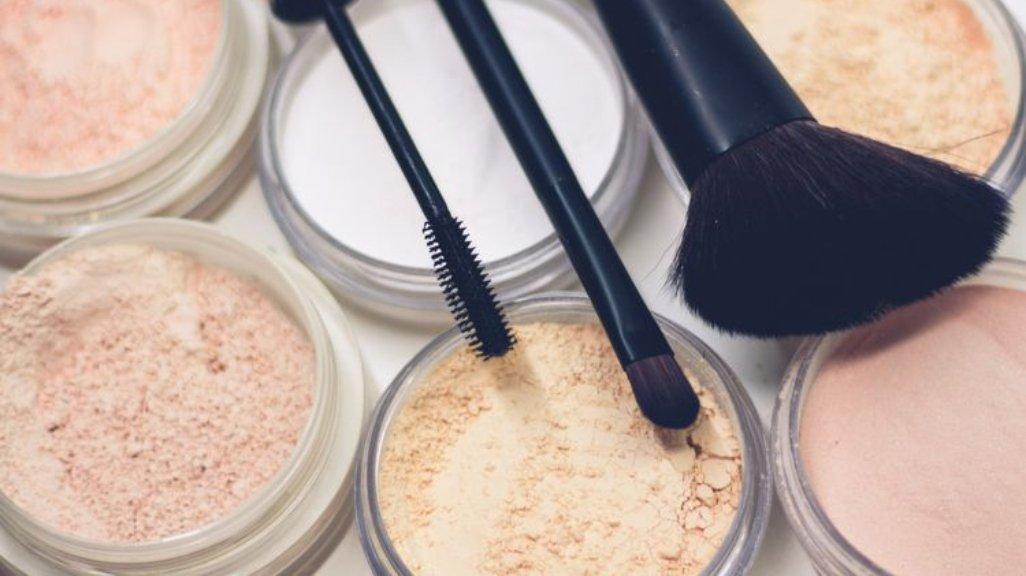 4 Perbedaan Utama Compact Powder dan Loose Powder, Wajib Ketahui dari ...