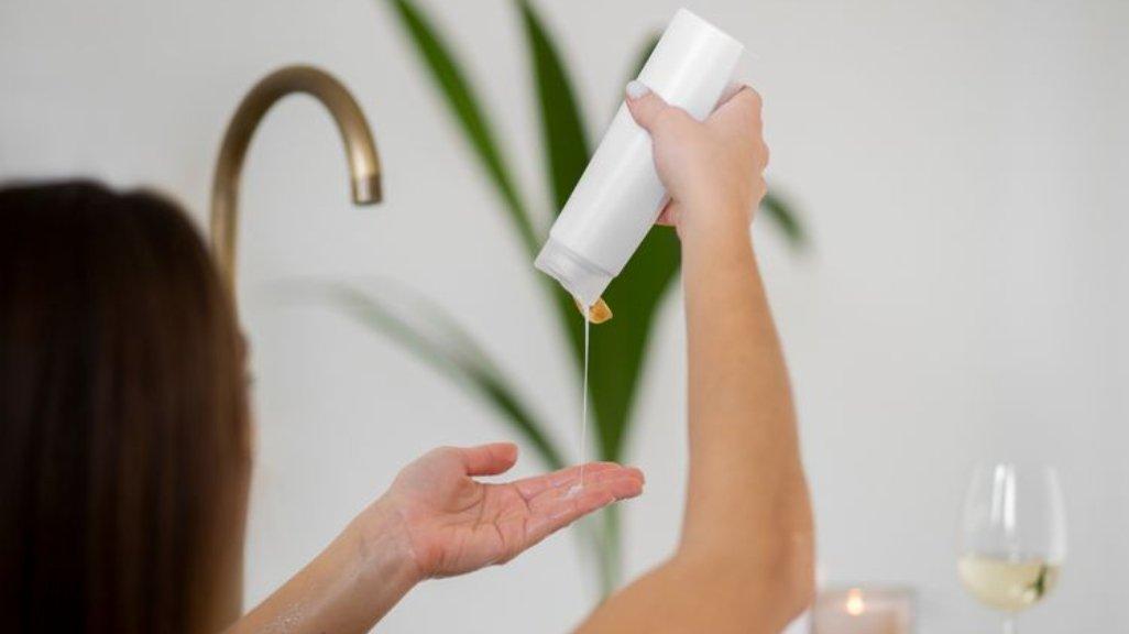4 Rekomendasi Non-SLS Shampoo Terbaik Wajib Coba, Waktunya Beralih ke ...