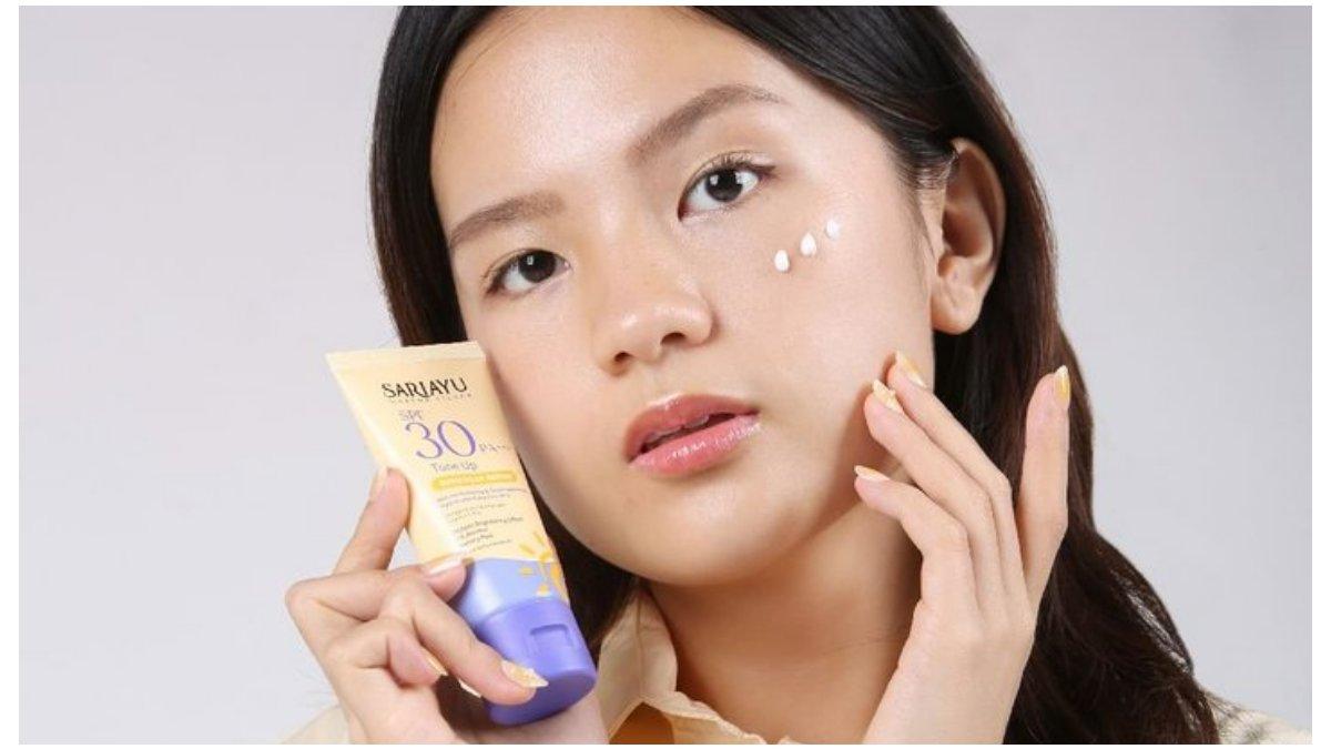 Review Sariayu SPF 30 PA+++ Tone Up Sunscreen Serum, Punya Efek Cerah Instan anti Menor ...