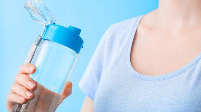 5 Tips Membersihkan Botol Minum yang Kusam, Gunakan Cuka dan Baking ...