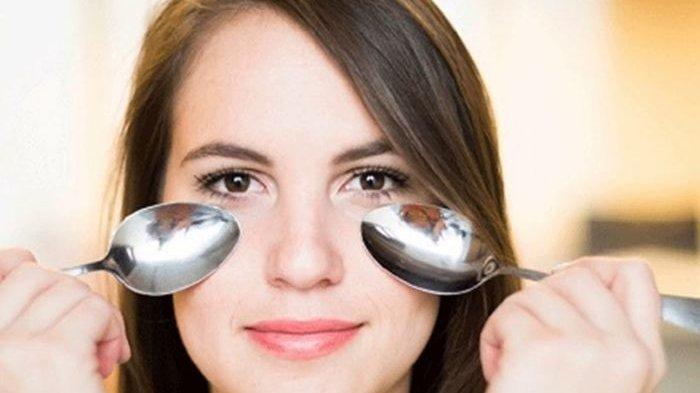 Tips Menghilangkan Kantung Mata dengan Menggunakan Sendok - Tribunshopping.com