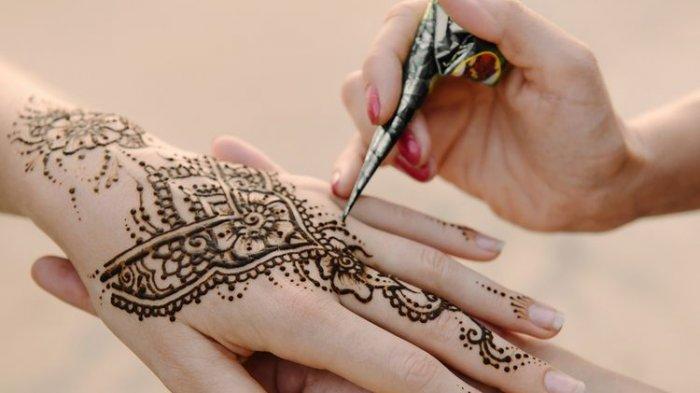Serupa Tapi Tak Sama, Berikut Cara Bedakan Kuteks Henna Asli dan Palsu ...