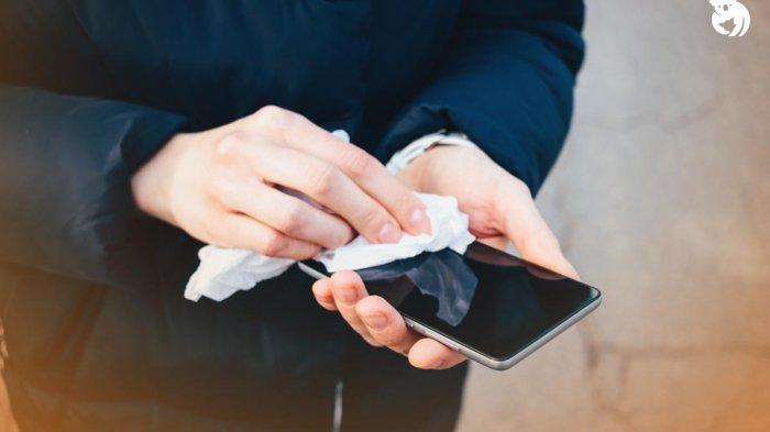 7 Cara Membersihkan Layar HP dengan Benar dan Aman, Kinclong Anti Kusam ...