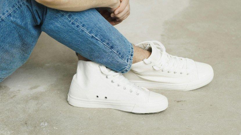 7 Cara Membersihkan Sepatu Putih yang Menguning Seperti Baru Lagi ...