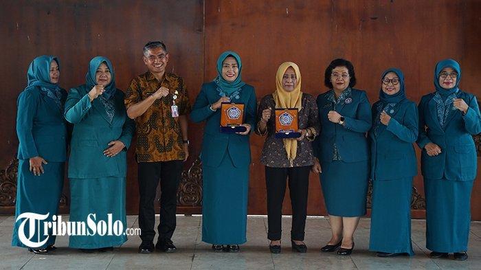 Pj Bupati Timotius Kukuhkan Endar Pangestuti Sebagai Pj Ketua TP PKK ... Pj Bupati Timotius Kukuhkan Endar Pangestuti Sebagai Pj Ketua TP PKK ...
