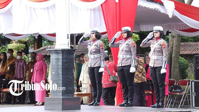 Upacara Hari Ibu, 3 Srikandi Cantik dari Satlantas Polres Sukoharjo Kibarkan Bendera di Kantor ...