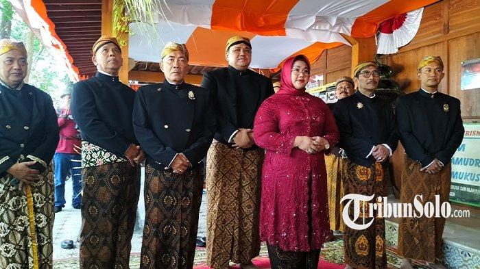 Kenakan Beskap, Ketua DPRD Sragen Ikut Prosesi Larab Slambu Makam ...