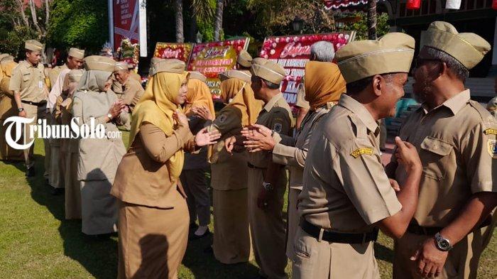 Tujuh ASN Purna Tugas Dapat Nasi Tumpeng di Hari Terakhir Masuk Kerja dari Sekda Klaten ...