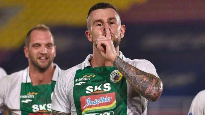Unggah Foto Sedang Telepon, Sinyal Aaron Evans Umumkan Masa Depan ...