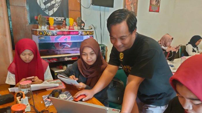 Kisah Guru Wiyata Bhakti yang Banting Setir Jadi Pedagang Jersey, Kini Asetnya Rp1 Miliar ...