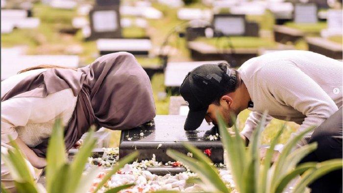 Jelang Nikahi Aaliyah Massaid, Thariq Halilintar Ziarah ke Makam Adjie Massaid: Thoriq Minta ...