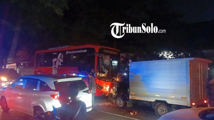 Kronologi Adu Banteng BST vs Mobil Boks di Solo, BST Sedang Berhenti di ... Kronologi Adu Banteng BST vs Mobil Boks di Solo, BST Sedang Berhenti di ...