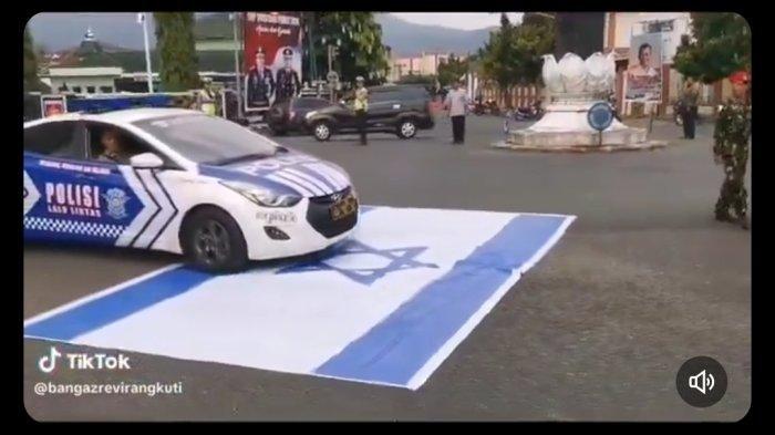 Viral Mobil Patwal Polisi Lindas Bendera Israel Diduga di Banjarnegara ...