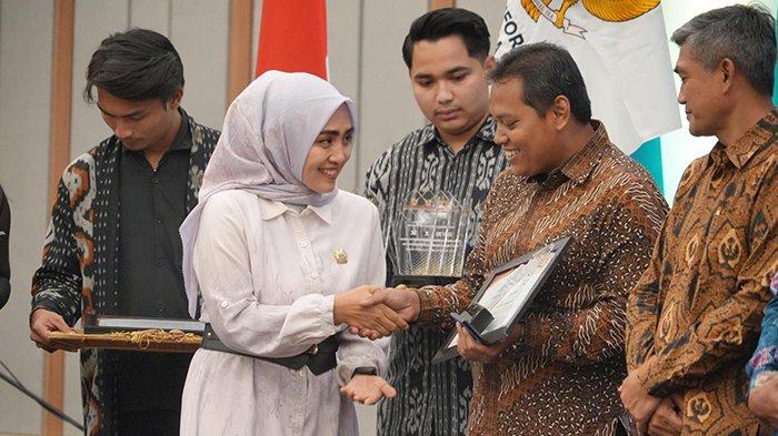 Keren! Pemkab Klaten Pertahankan Predikat Informatif dalam KIP Jateng Awards 2024 - Tribunsolo.com