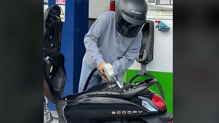 Video Viral Pengendara Kesulitan Isi BBM di SPBU Self Service, Bensin Sampai Muncrat Basahi ...