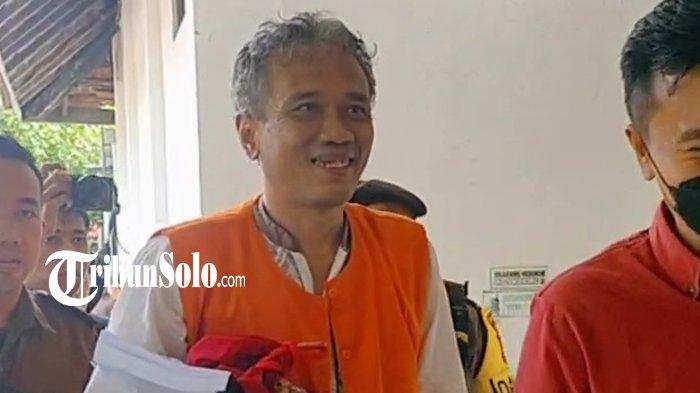 Sebelum Masuk ke Ruang Sidang PN Surakarta, Bambang Tri Sempat Lempar ...